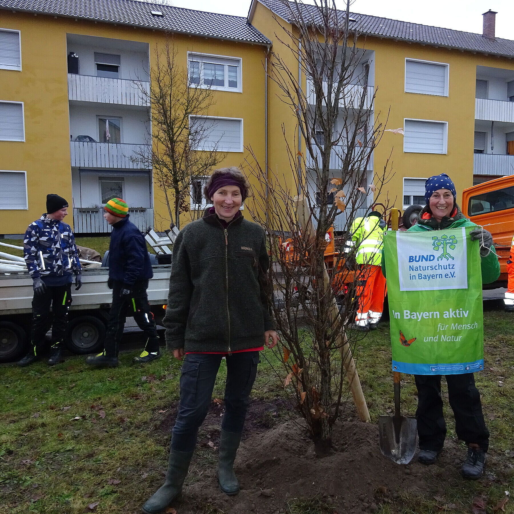 Jugendliche engagieren sich fürs Klima und pflanzen Stadtbäume - BUND ... Jugendliche engagieren sich fürs Klima und pflanzen Stadtbäume - BUND ...